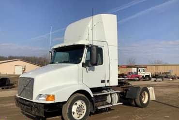 2002 Volvo Single Axle Day Cab Semi - Repo Finder
