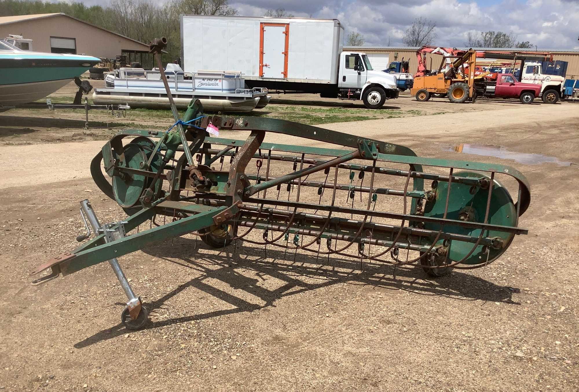 John Deere 350 hay rake - Repo Finder