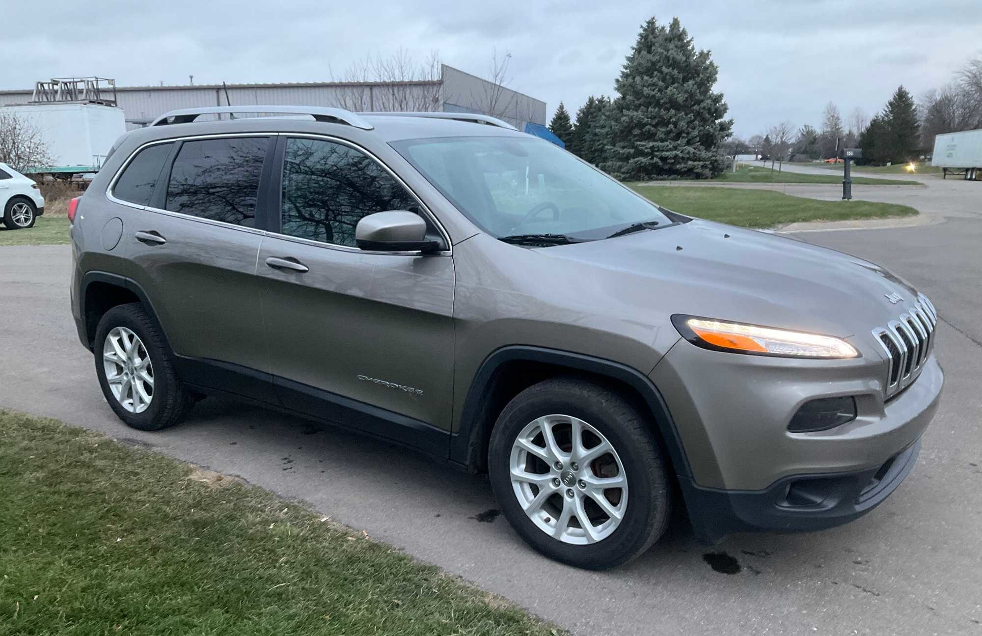 2016 Jeep Cherokee Latitude FWD SUV - Repo Finder