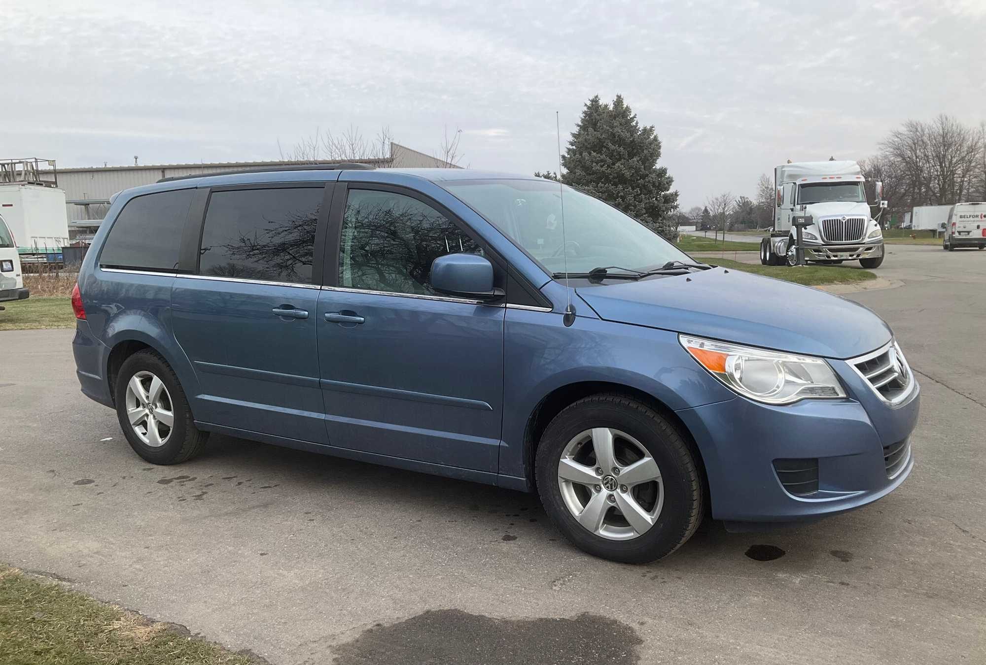 2011 Volkswagen Routan SE Passenger Van - Repo Finder
